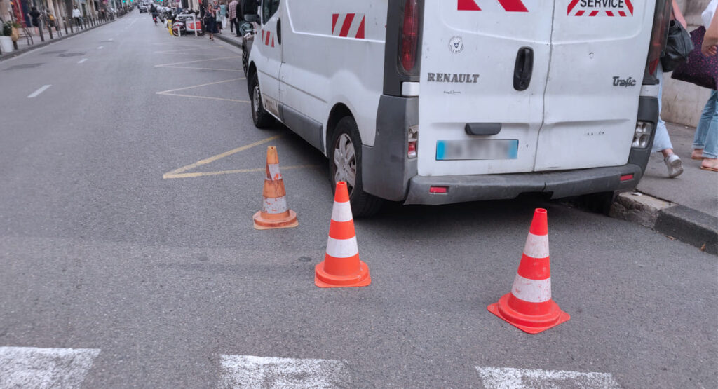 Tout savoir sur les cônes de chantier - panneaux-routiers.com